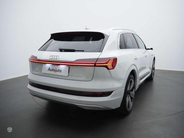White Audi E-Tron 2020 in Vilnius, with an engine capacity of 0.00 L and mileage of 61 thousand km for 33900 €, photo 4 on AUTOMOTO.COM.LV