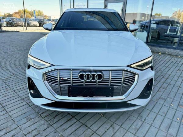 White Audi E-Tron 2020 in Kaunas, with an engine capacity of 0.00 L and mileage of 160 thousand km for 26900 €, photo 2 on AUTOMOTO.COM.LV