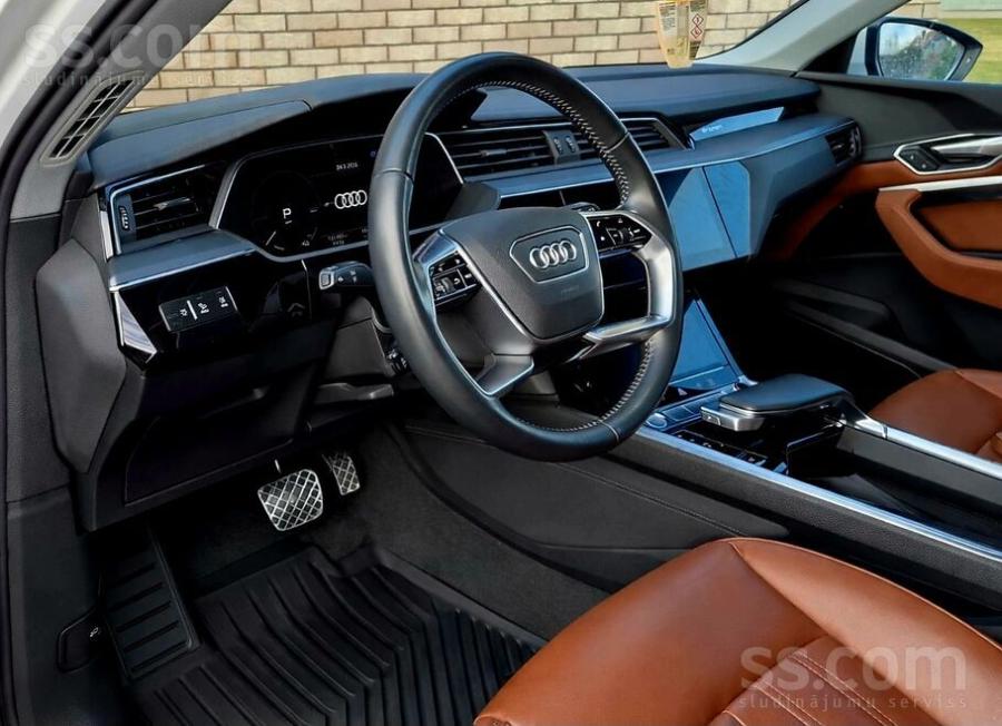 White Audi E-Tron 2020 in Riga, with an engine capacity of 0.00 L and mileage of 132 thousand km for 28000 €, photo 3 on AUTOMOTO.COM.LV