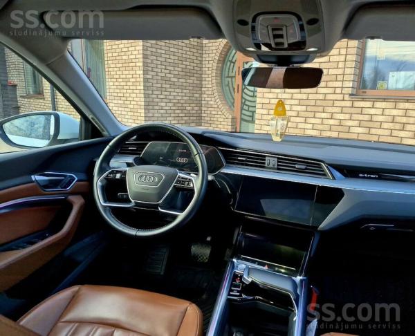 White Audi E-Tron 2020 in Riga, with an engine capacity of 0.00 L and mileage of 132 thousand km for 28000 €, photo 4 on AUTOMOTO.COM.LV