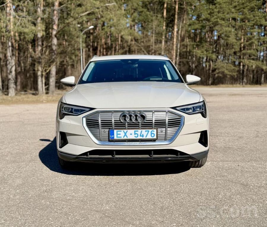 White Audi E-Tron 2020 in Jurmala, with an engine capacity of 0.00 L and mileage of 160 thousand km for 24900 €, photo 6 on AUTOMOTO.COM.LV