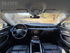 White Audi E-Tron 2020 in Jurmala, with an engine capacity of 0.00 L and mileage of 160 thousand km for 24900 €, photo 9 on AUTOMOTO.COM.LV
