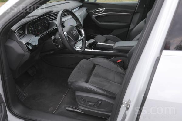 White Audi E-Tron 2020 in Riga, with an engine capacity of 0.00 L and mileage of 81 thousand km for 31990 €, photo 7 on AUTOMOTO.COM.LV