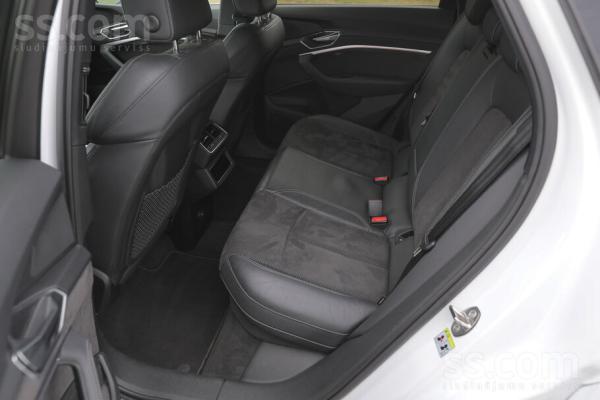 White Audi E-Tron 2020 in Riga, with an engine capacity of 0.00 L and mileage of 81 thousand km for 31990 €, photo 9 on AUTOMOTO.COM.LV