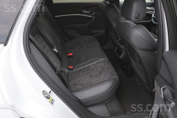 White Audi E-Tron 2020 in Riga, with an engine capacity of 0.00 L and mileage of 81 thousand km for 31990 €, photo 10 on AUTOMOTO.COM.LV