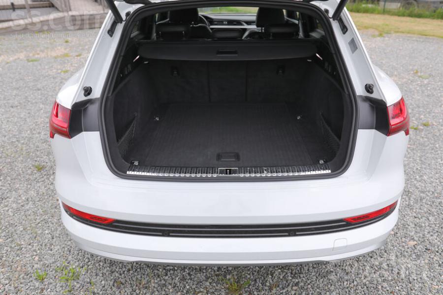 Balts Audi E-Tron 2020 Rīga, ar dzinēja tilpumu 0.00 L un nobraukumu 81 tūkst. km par 31990 €, foto 12 vietnē AUTOMOTO.COM.LV