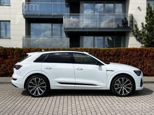 White Audi E-Tron 2020 in Riga, with an engine capacity of 0.00 L and mileage of 98 thousand km for 31900 €, photo 4 on AUTOMOTO.COM.LV