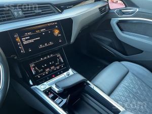 White Audi E-Tron 2020 in Riga, with an engine capacity of 0.00 L and mileage of 98 thousand km for 31900 €, photo 11 on AUTOMOTO.COM.LV