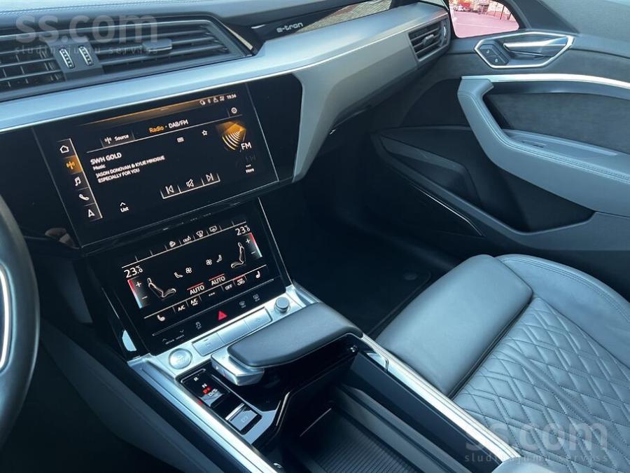 White Audi E-Tron 2020 in Riga, with an engine capacity of 0.00 L and mileage of 98 thousand km for 31900 €, photo 11 on AUTOMOTO.COM.LV