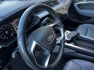 White Audi E-Tron 2020 in Riga, with an engine capacity of 0.00 L and mileage of 98 thousand km for 31900 €, photo 12 on AUTOMOTO.COM.LV