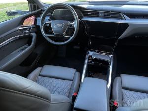White Audi E-Tron 2020 in Riga, with an engine capacity of 0.00 L and mileage of 98 thousand km for 31900 €, photo 14 on AUTOMOTO.COM.LV