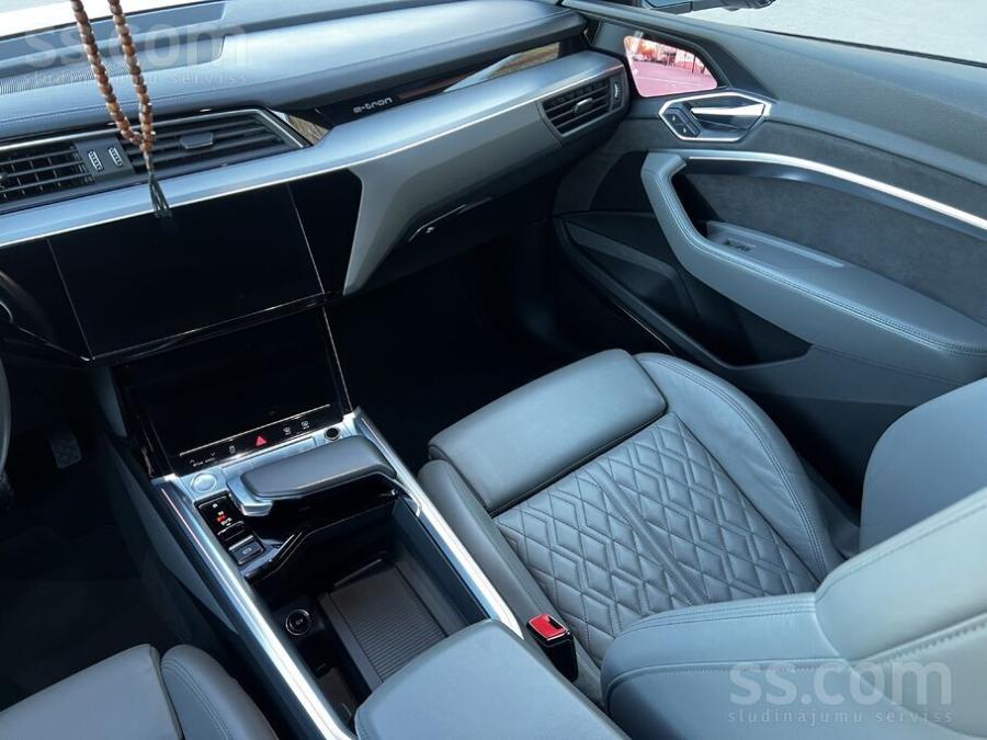 White Audi E-Tron 2020 in Riga, with an engine capacity of 0.00 L and mileage of 98 thousand km for 31900 €, photo 17 on AUTOMOTO.COM.LV