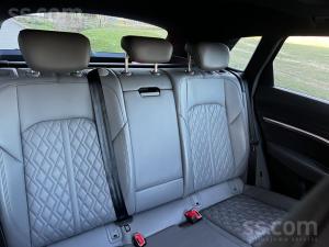 White Audi E-Tron 2020 in Riga, with an engine capacity of 0.00 L and mileage of 98 thousand km for 31900 €, photo 18 on AUTOMOTO.COM.LV