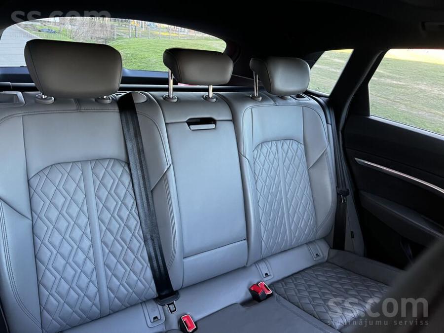 White Audi E-Tron 2020 in Riga, with an engine capacity of 0.00 L and mileage of 98 thousand km for 31900 €, photo 18 on AUTOMOTO.COM.LV