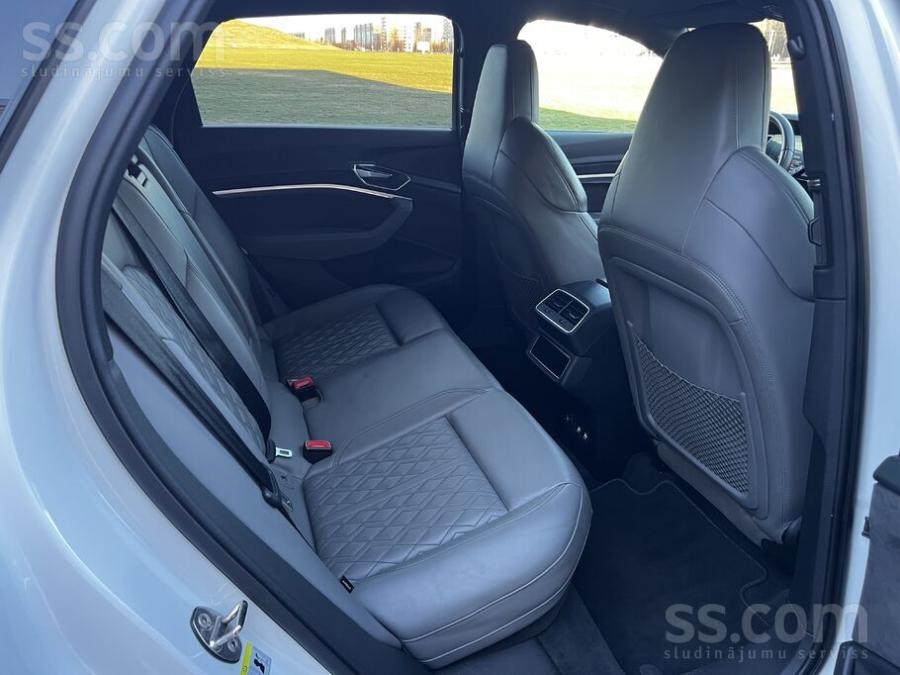 White Audi E-Tron 2020 in Riga, with an engine capacity of 0.00 L and mileage of 98 thousand km for 31900 €, photo 20 on AUTOMOTO.COM.LV