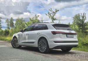 White Audi E-Tron 2020 in Riga, with an engine capacity of 0.00 L and mileage of 90 thousand km for 27000 €, photo 4 on AUTOMOTO.COM.LV