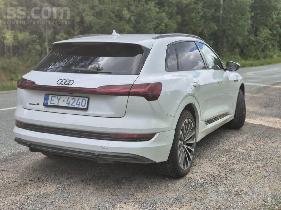 White Audi E-Tron 2020 in Riga, with an engine capacity of 0.00 L and mileage of 90 thousand km for 27000 €, photo 6 on AUTOMOTO.COM.LV