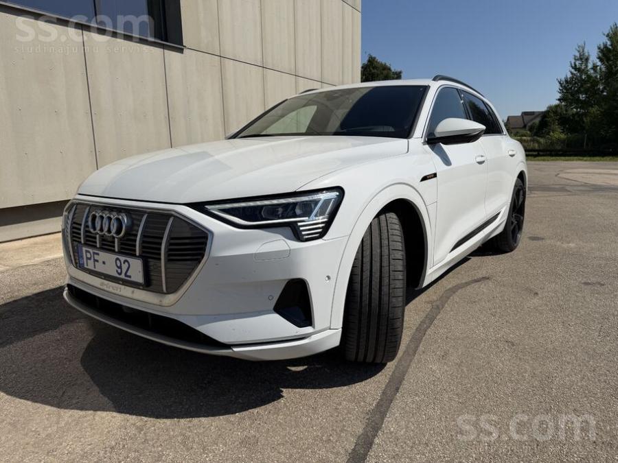 White Audi E-Tron 2020 in Riga, with an engine capacity of 0.00 L and mileage of 94 thousand km for 24900 €, photo 3 on AUTOMOTO.COM.LV