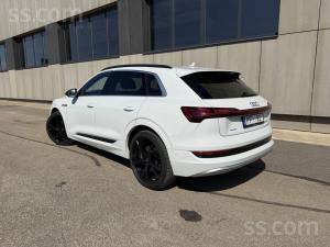 White Audi E-Tron 2020 in Riga, with an engine capacity of 0.00 L and mileage of 94 thousand km for 24900 €, photo 4 on AUTOMOTO.COM.LV