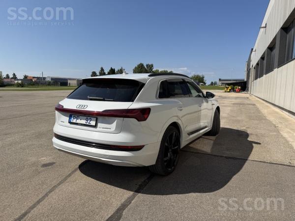 White Audi E-Tron 2020 in Riga, with an engine capacity of 0.00 L and mileage of 94 thousand km for 24900 €, photo 4 on AUTOMOTO.COM.LV