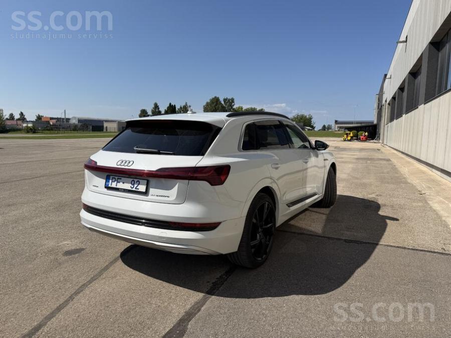 White Audi E-Tron 2020 in Riga, with an engine capacity of 0.00 L and mileage of 94 thousand km for 24900 €, photo 5 on AUTOMOTO.COM.LV