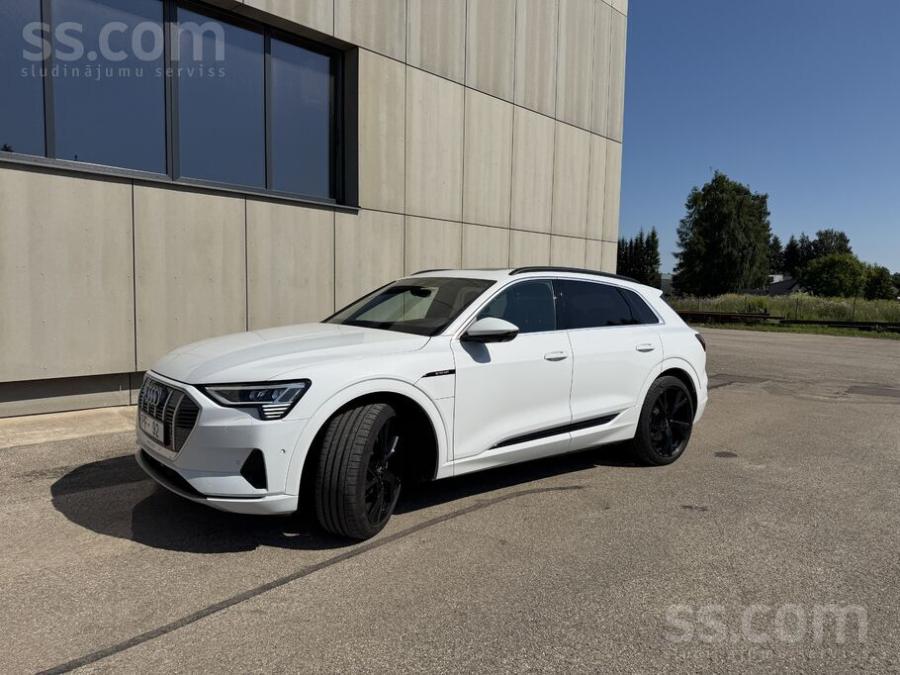 White Audi E-Tron 2020 in Riga, with an engine capacity of 0.00 L and mileage of 94 thousand km for 24900 €, photo 6 on AUTOMOTO.COM.LV