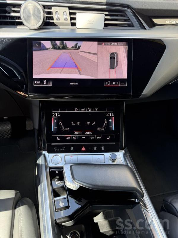 White Audi E-Tron 2020 in Riga, with an engine capacity of 0.00 L and mileage of 94 thousand km for 24900 €, photo 6 on AUTOMOTO.COM.LV