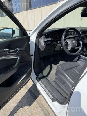 White Audi E-Tron 2020 in Riga, with an engine capacity of 0.00 L and mileage of 94 thousand km for 24900 €, photo 9 on AUTOMOTO.COM.LV