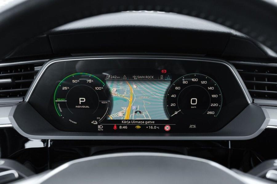 White Audi E-Tron 2020 in Marupe, with an engine capacity of 0.00 L and mileage of 95 thousand km for 26700 €, photo 19 on AUTOMOTO.COM.LV