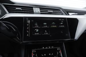 White Audi E-Tron 2020 in Marupe, with an engine capacity of 0.00 L and mileage of 95 thousand km for 26700 €, photo 26 on AUTOMOTO.COM.LV