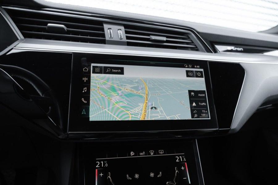 White Audi E-Tron 2020 in Marupe, with an engine capacity of 0.00 L and mileage of 95 thousand km for 26700 €, photo 28 on AUTOMOTO.COM.LV