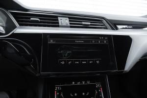 White Audi E-Tron 2020 in Marupe, with an engine capacity of 0.00 L and mileage of 95 thousand km for 26700 €, photo 30 on AUTOMOTO.COM.LV