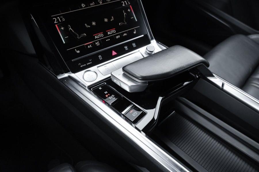 White Audi E-Tron 2020 in Marupe, with an engine capacity of 0.00 L and mileage of 95 thousand km for 26700 €, photo 34 on AUTOMOTO.COM.LV