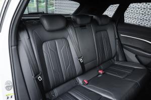 White Audi E-Tron 2020 in Marupe, with an engine capacity of 0.00 L and mileage of 95 thousand km for 26700 €, photo 37 on AUTOMOTO.COM.LV