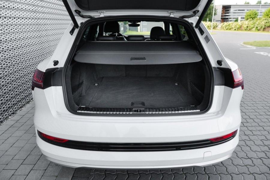 White Audi E-Tron 2020 in Marupe, with an engine capacity of 0.00 L and mileage of 95 thousand km for 26700 €, photo 40 on AUTOMOTO.COM.LV