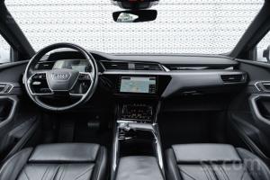 White Audi E-Tron 2020 in Riga, with an engine capacity of 0.00 L and mileage of 95 thousand km for 26700 €, photo 7 on AUTOMOTO.COM.LV