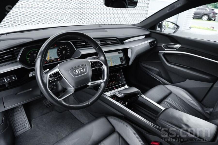 White Audi E-Tron 2020 in Riga, with an engine capacity of 0.00 L and mileage of 95 thousand km for 26700 €, photo 12 on AUTOMOTO.COM.LV