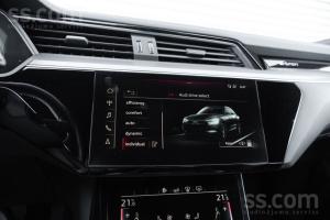 White Audi E-Tron 2020 in Riga, with an engine capacity of 0.00 L and mileage of 95 thousand km for 26700 €, photo 21 on AUTOMOTO.COM.LV