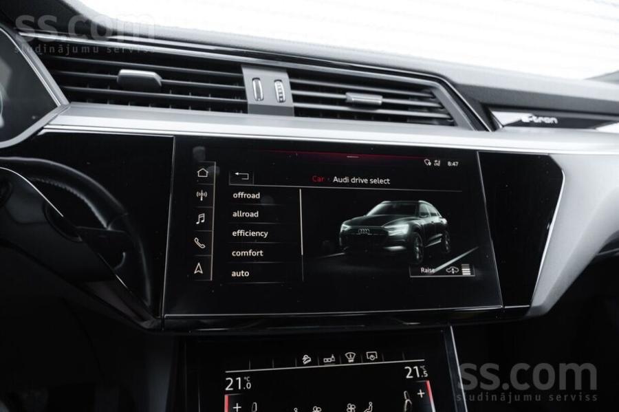 White Audi E-Tron 2020 in Riga, with an engine capacity of 0.00 L and mileage of 95 thousand km for 26700 €, photo 22 on AUTOMOTO.COM.LV