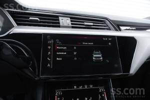 White Audi E-Tron 2020 in Riga, with an engine capacity of 0.00 L and mileage of 95 thousand km for 26700 €, photo 23 on AUTOMOTO.COM.LV