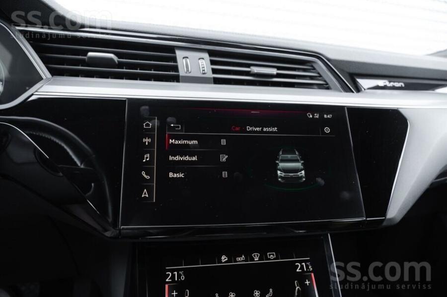 White Audi E-Tron 2020 in Riga, with an engine capacity of 0.00 L and mileage of 95 thousand km for 26700 €, photo 23 on AUTOMOTO.COM.LV