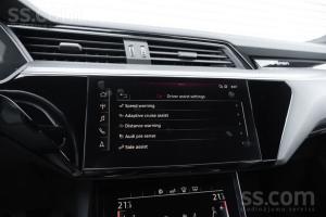 White Audi E-Tron 2020 in Riga, with an engine capacity of 0.00 L and mileage of 95 thousand km for 26700 €, photo 24 on AUTOMOTO.COM.LV