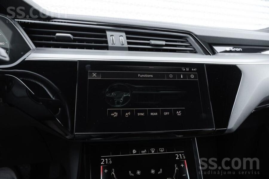 White Audi E-Tron 2020 in Riga, with an engine capacity of 0.00 L and mileage of 95 thousand km for 26700 €, photo 30 on AUTOMOTO.COM.LV