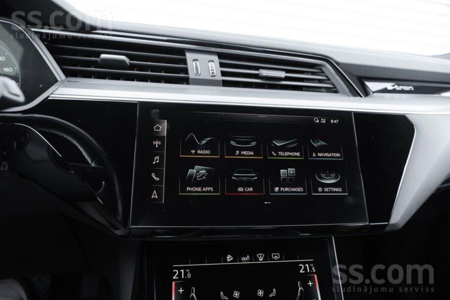 White Audi E-Tron 2020 in Riga, with an engine capacity of 0.00 L and mileage of 95 thousand km for 26700 €, photo 31 on AUTOMOTO.COM.LV