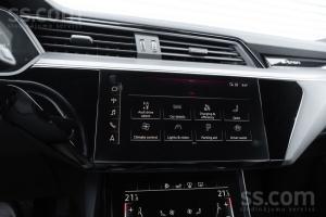 White Audi E-Tron 2020 in Riga, with an engine capacity of 0.00 L and mileage of 95 thousand km for 26700 €, photo 32 on AUTOMOTO.COM.LV