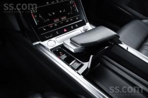 White Audi E-Tron 2020 in Riga, with an engine capacity of 0.00 L and mileage of 95 thousand km for 26700 €, photo 34 on AUTOMOTO.COM.LV