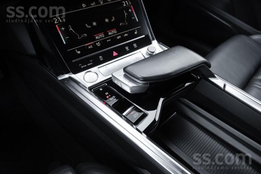 White Audi E-Tron 2020 in Riga, with an engine capacity of 0.00 L and mileage of 95 thousand km for 26700 €, photo 34 on AUTOMOTO.COM.LV