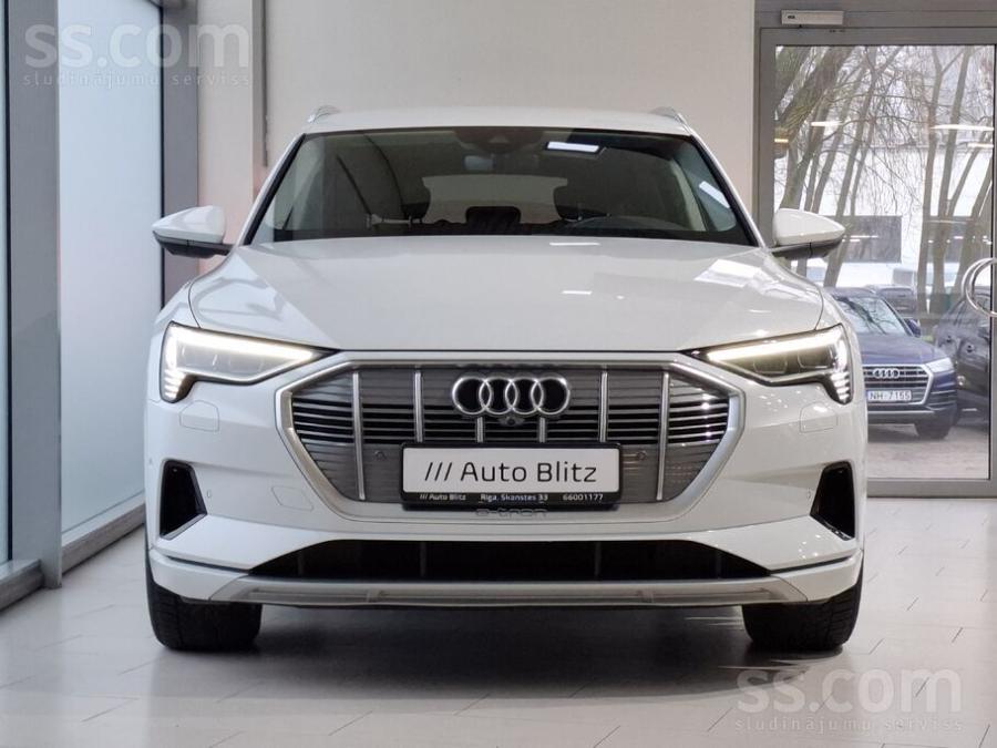 White Audi E-Tron 2021 in Riga, with an engine capacity of 0.00 L and mileage of 101 thousand km for 25900 €, photo 4 on AUTOMOTO.COM.LV