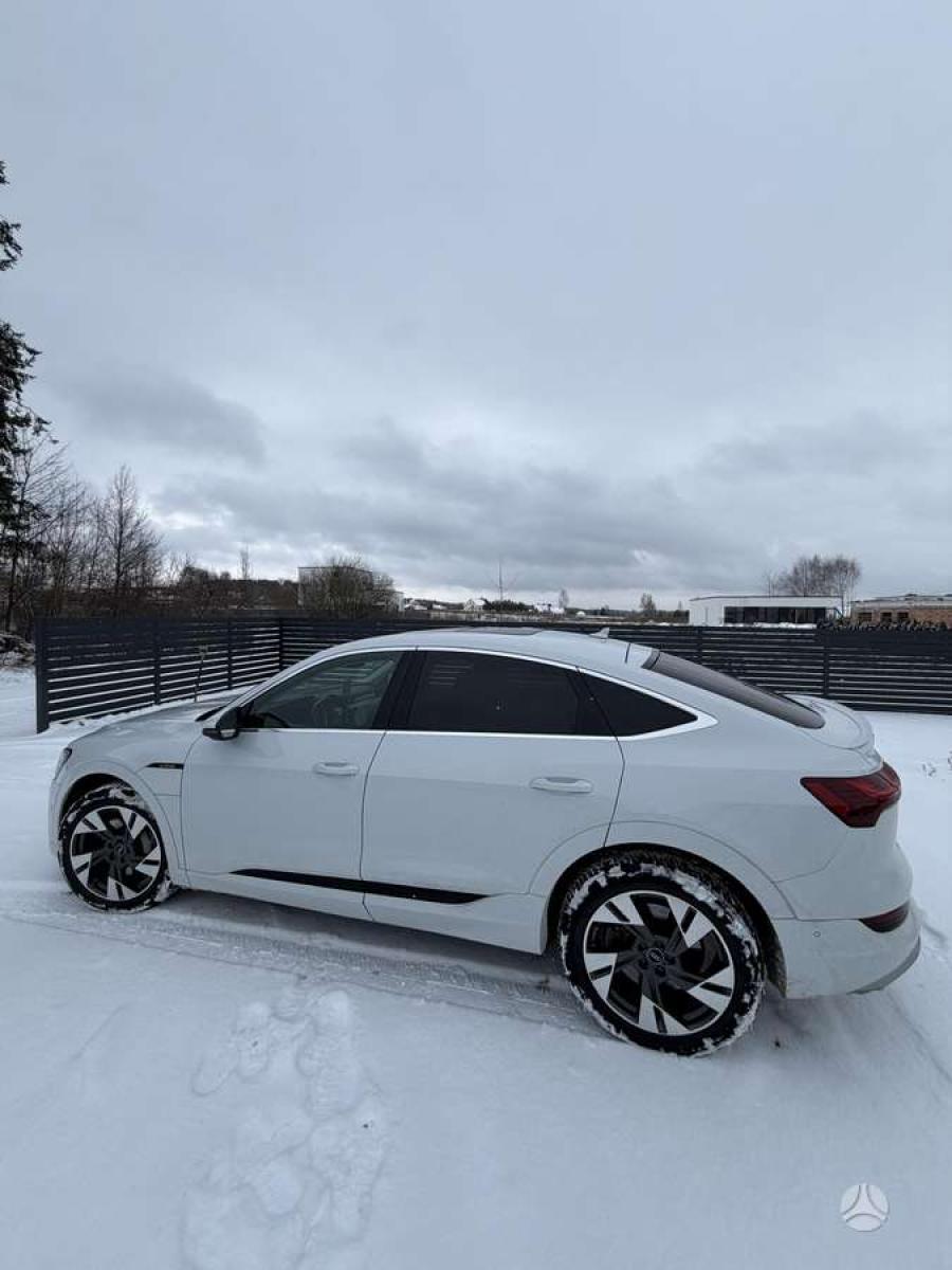White Audi E-Tron 2021 in Vilnius, with an engine capacity of 0.00 L and mileage of 53 thousand km for 29900 €, photo 2 on AUTOMOTO.COM.LV