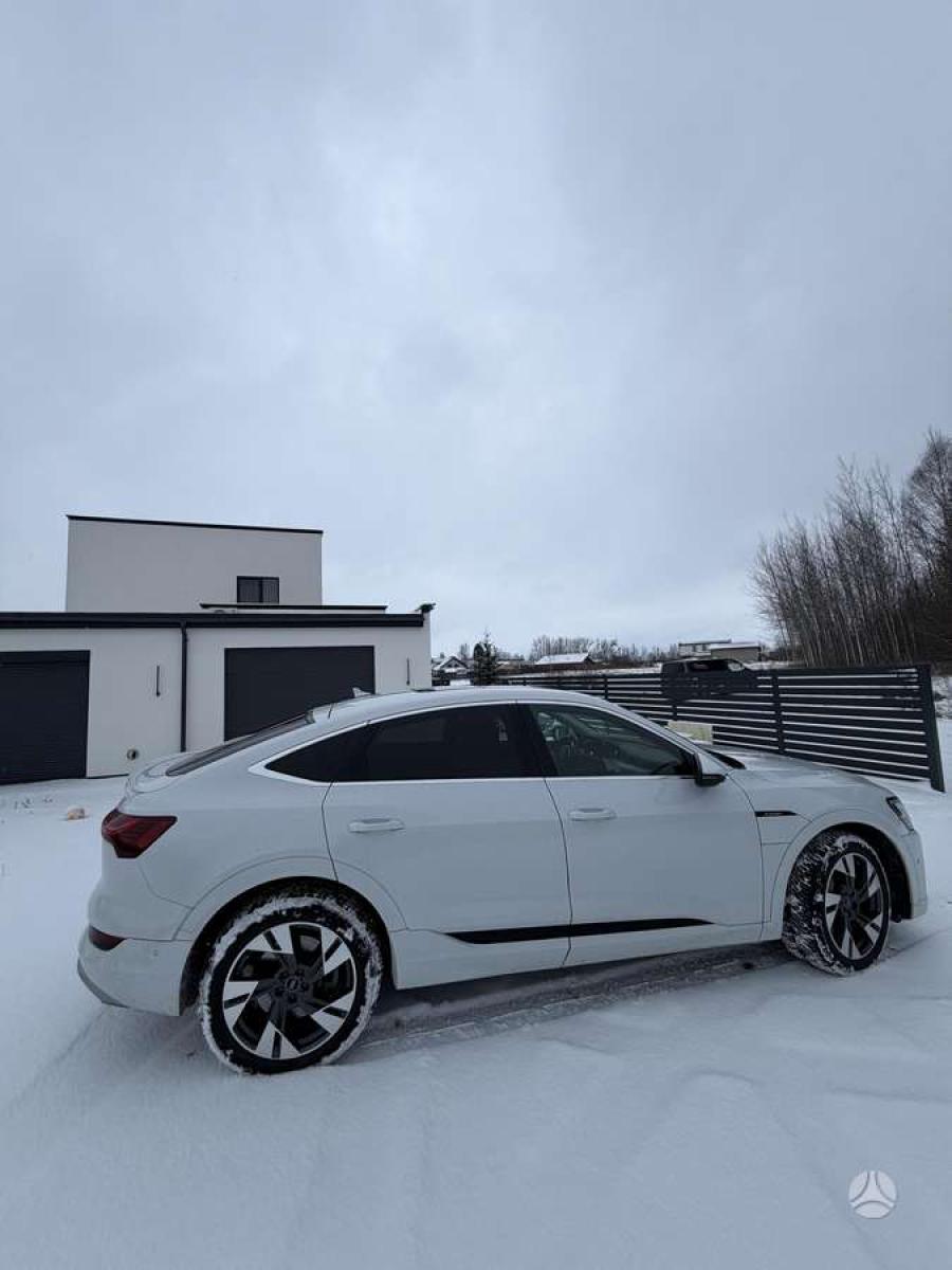 White Audi E-Tron 2021 in Vilnius, with an engine capacity of 0.00 L and mileage of 53 thousand km for 29900 €, photo 4 on AUTOMOTO.COM.LV